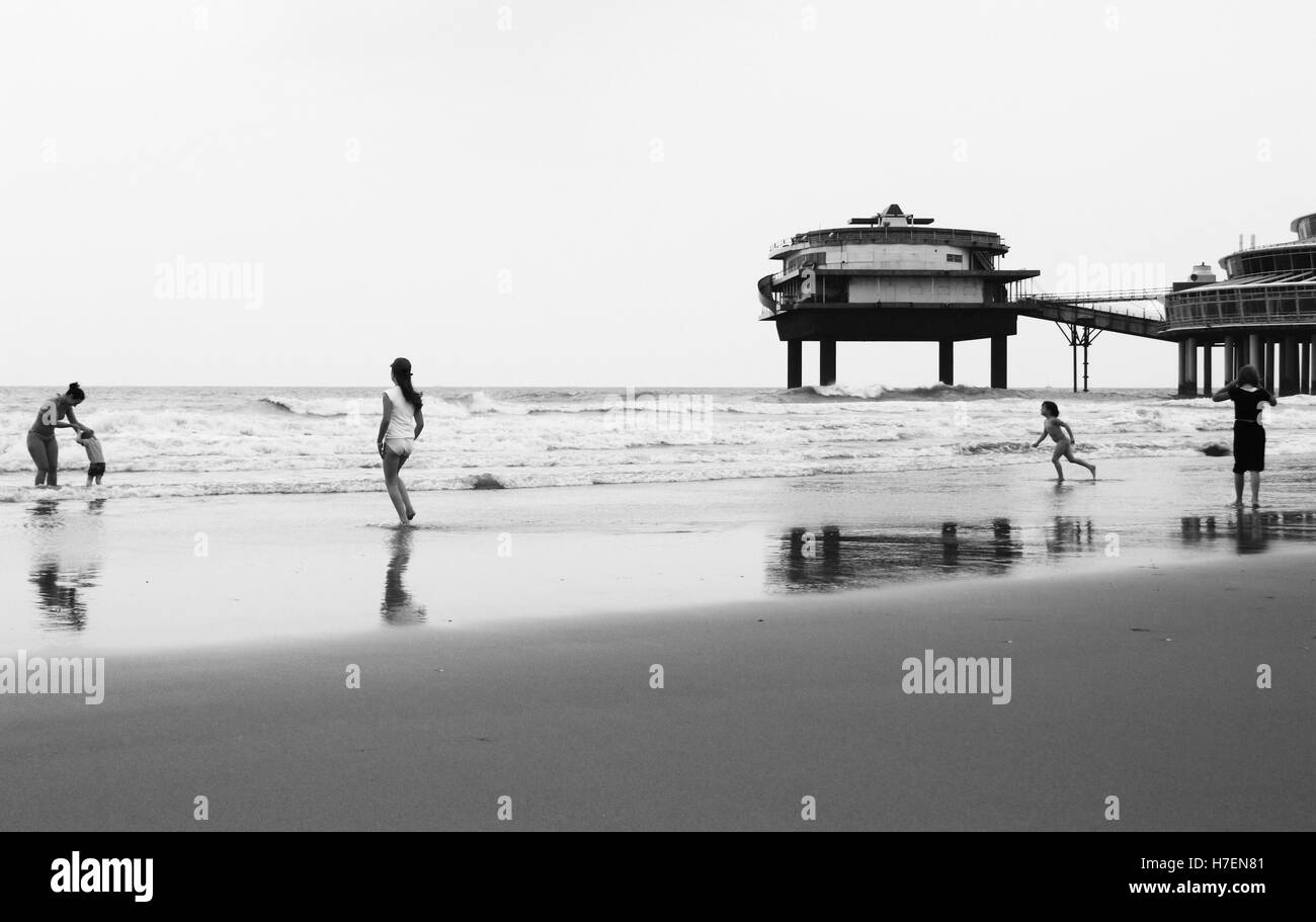 Kids at beach hi-res stock photography and images - Alamy