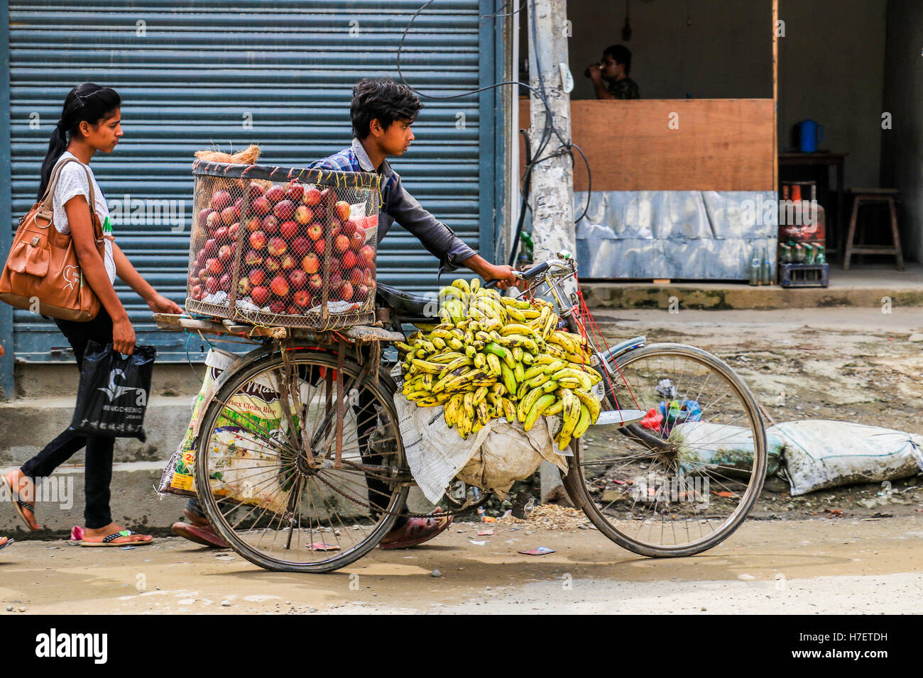 Vendor selling drinks to children hi-res stock photography and images ...