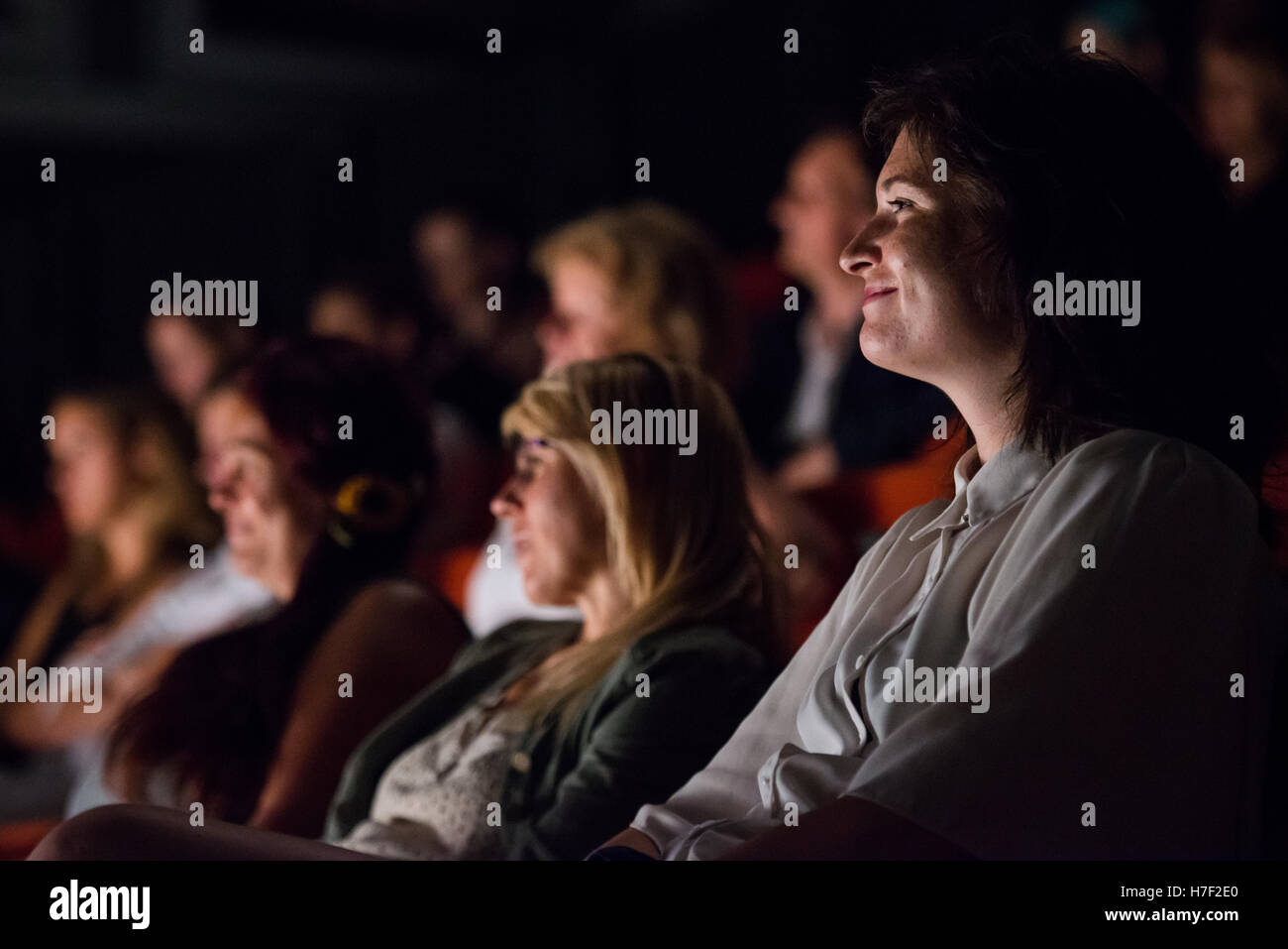 Theatre audience watching hi-res stock photography and images - Alamy