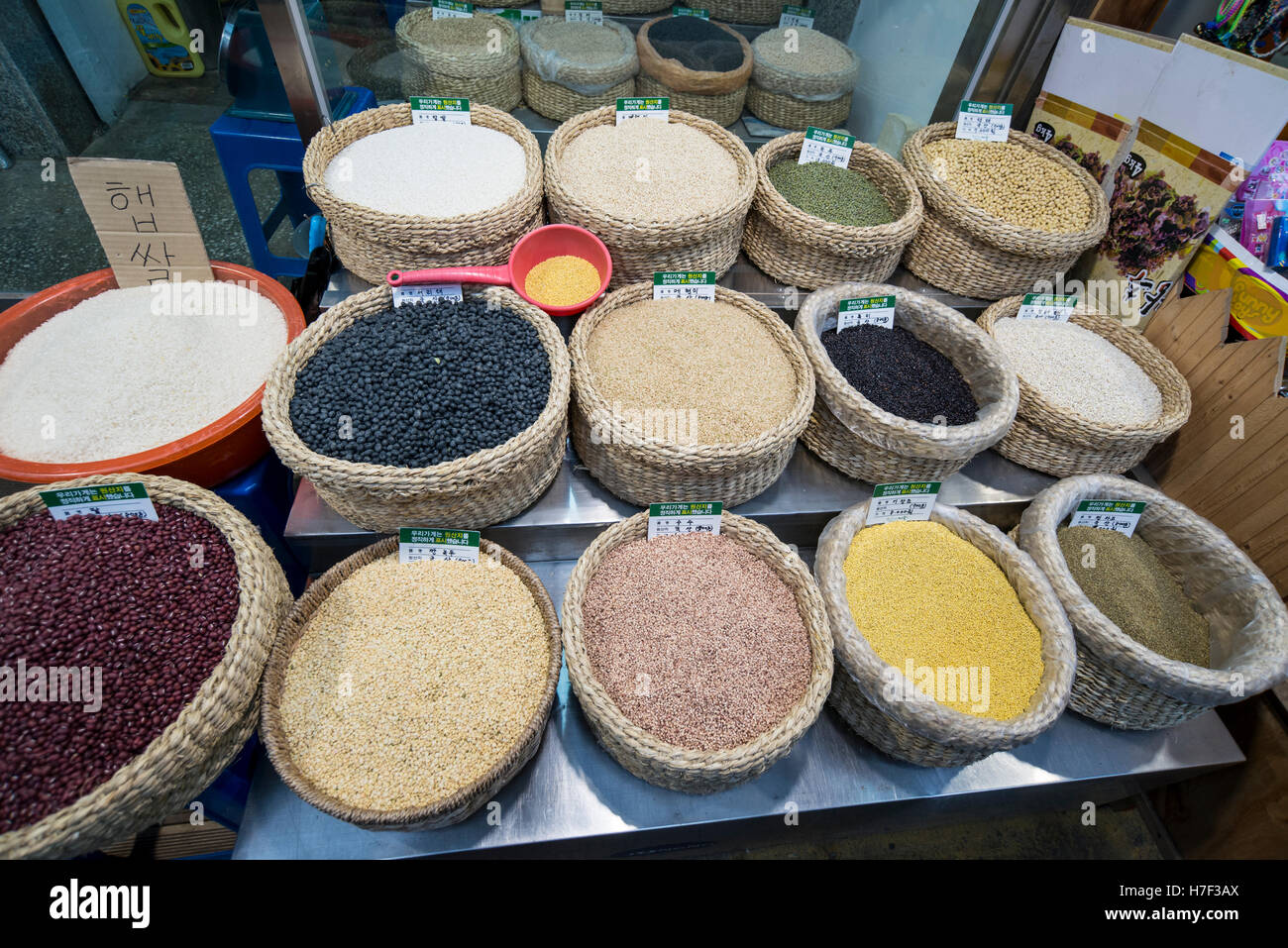 Grains and pulses hi-res stock photography and images - Alamy