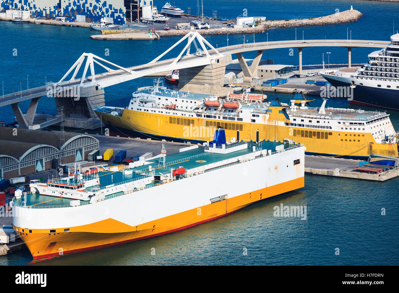 Yellow blue ships sea hi-res stock photography and images - Alamy
