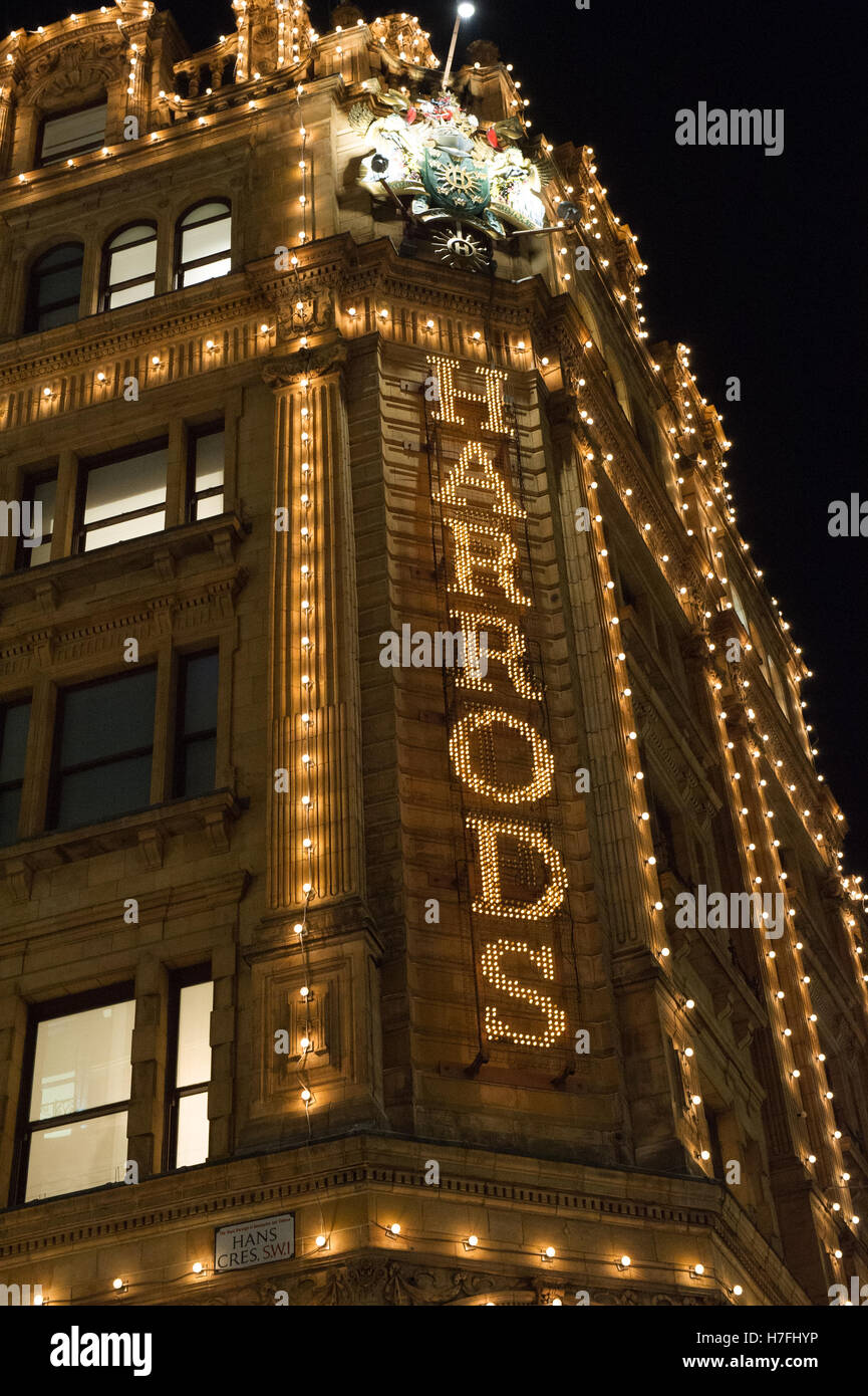 Tree harrods lights london hi-res stock photography and images - Alamy