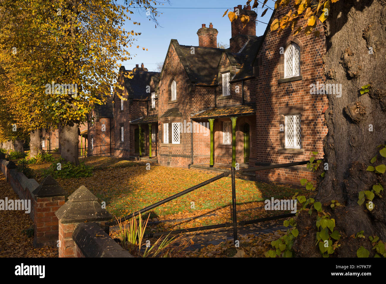 Old alms houses hi-res stock photography and images - Alamy