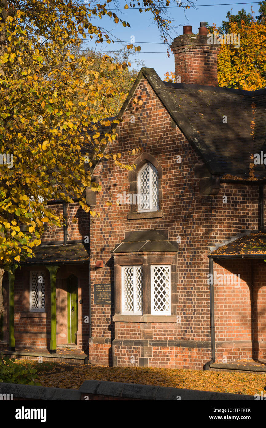 Old alms houses hi-res stock photography and images - Alamy