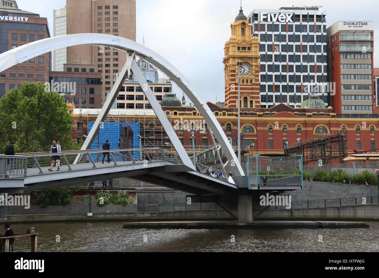 Southbank Pedestrian Bridge across the Yarra River in Melbourne Stock ...