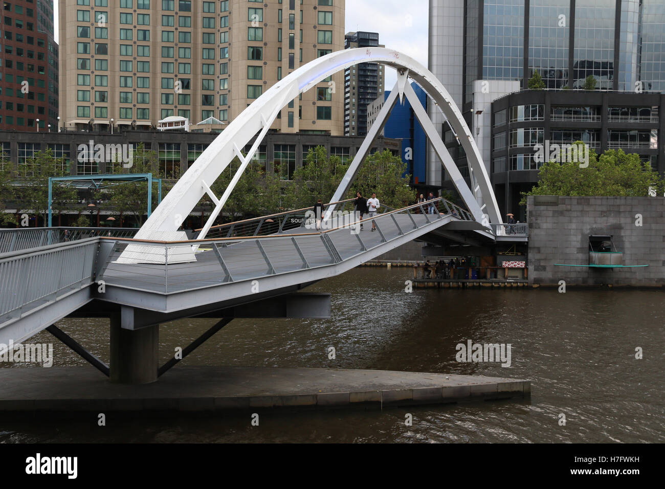 Southbank Pedestrian Bridge across the Yarra River in Melbourne Stock ...