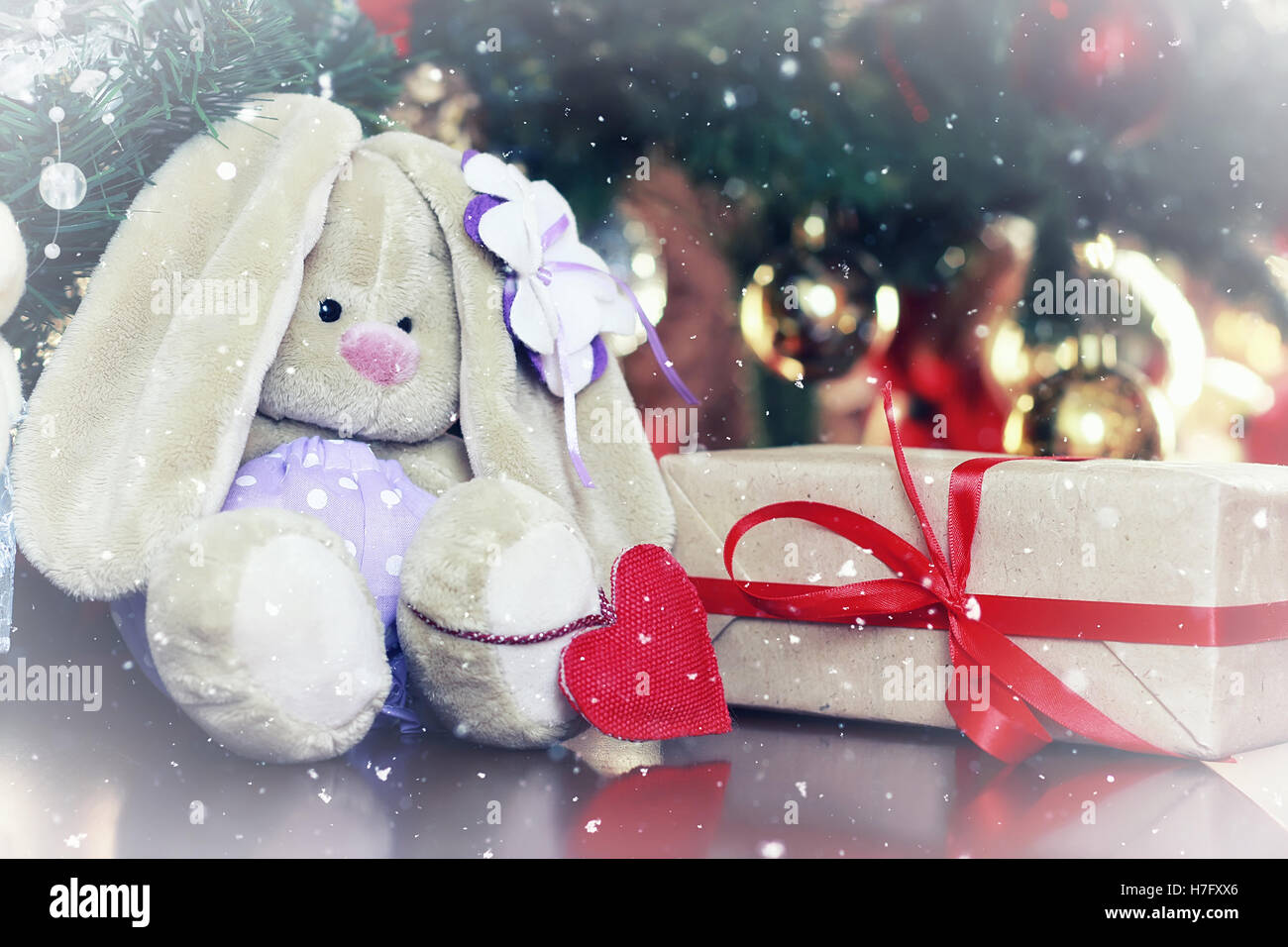 Gift box shape lantern hi-res stock photography and images - Alamy