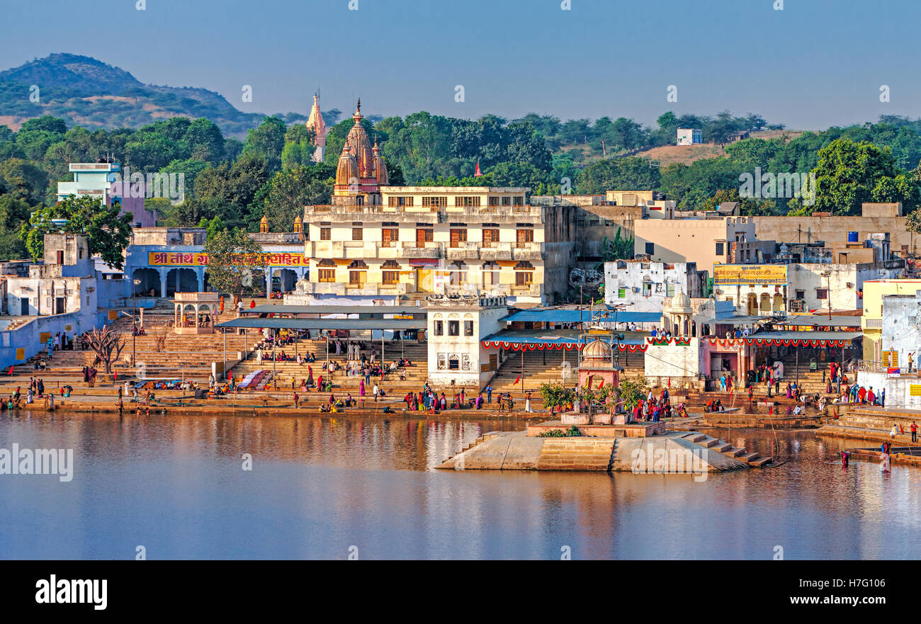 Hindu pilgrims bathing in sacred Lake Pushkar (Sarovar) on ghats ...