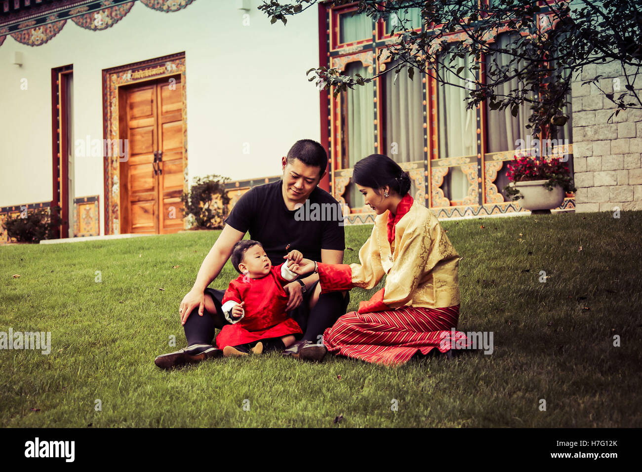 The royal family of Bhutan Featuring: Prince Gyalsey, Roi Jigme Khesar Namgyel Wangchuck, Reine ...