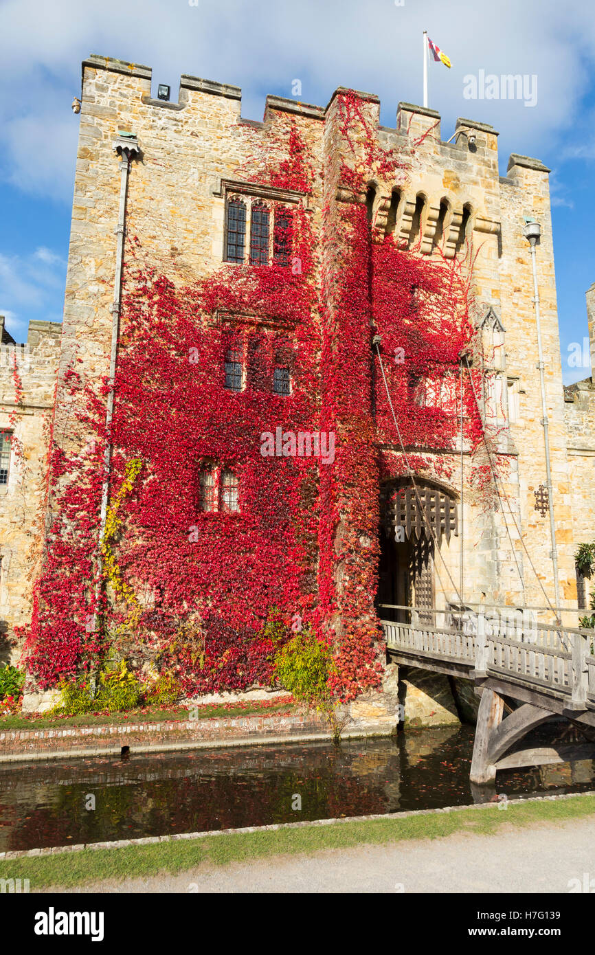 Drawbridge and moat hi-res stock photography and images - Alamy