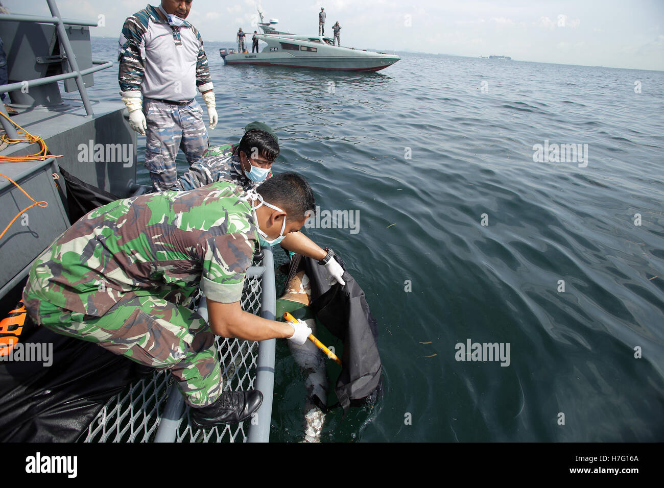 Batam, Indonesia. 04th Nov, 2016. Indonesian police officers carry the ...