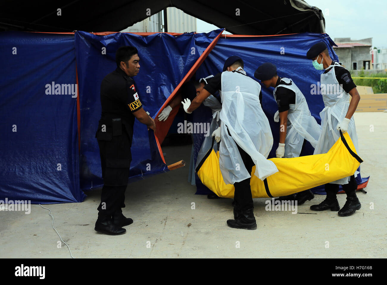 Batam, Indonesia. 04th Nov, 2016. Indonesian police officers carry the ...