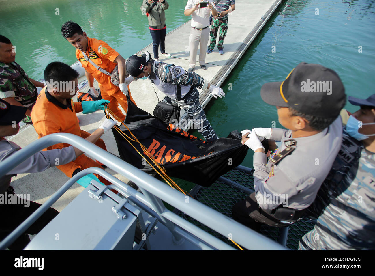 Batam, Indonesia. 04th Nov, 2016. Indonesian police officers carry the ...