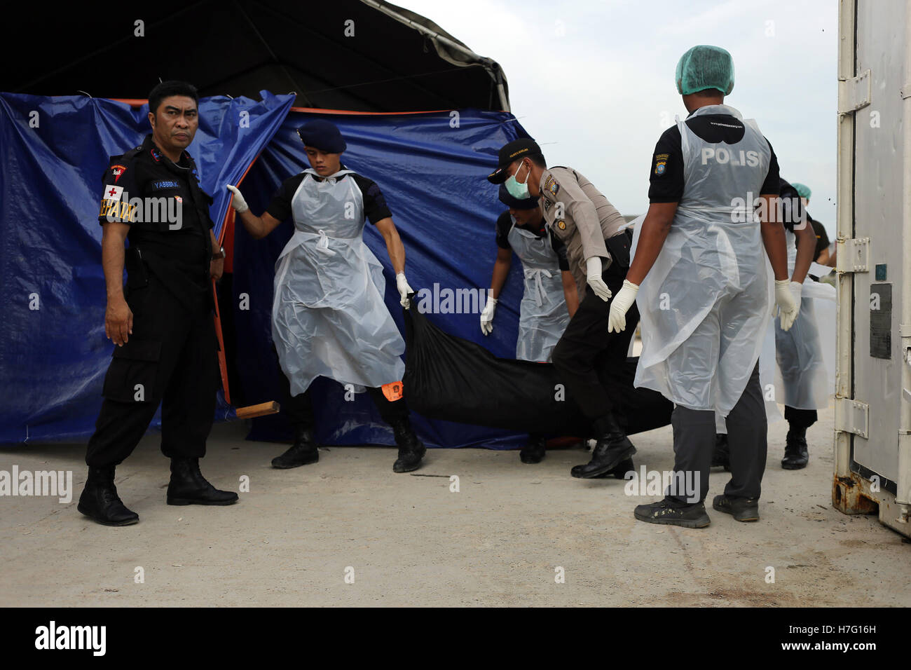Batam, Indonesia. 04th Nov, 2016. Indonesian police officers carry the ...