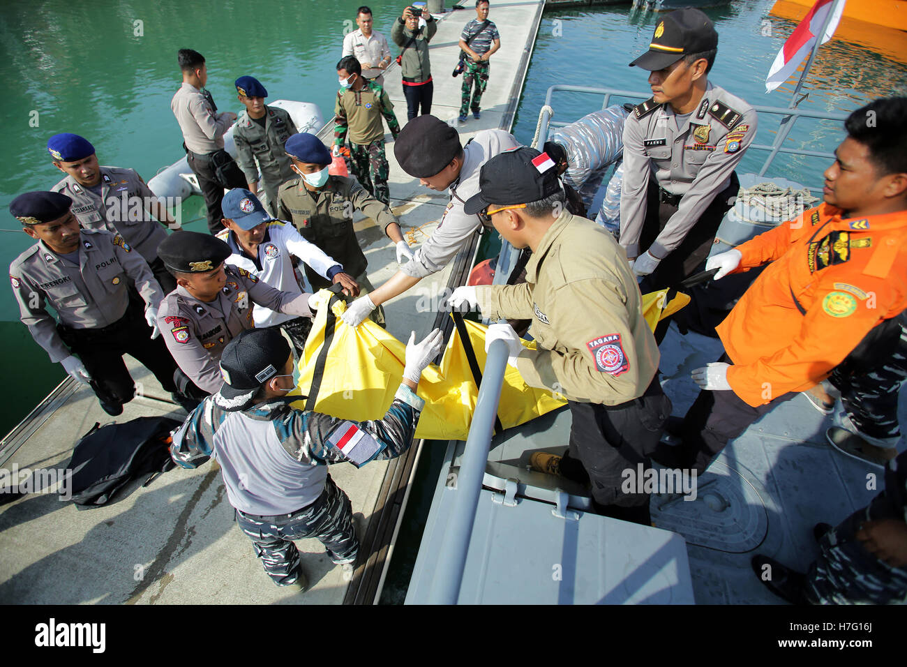 Batam, Indonesia. 04th Nov, 2016. Indonesian police officers carry the ...