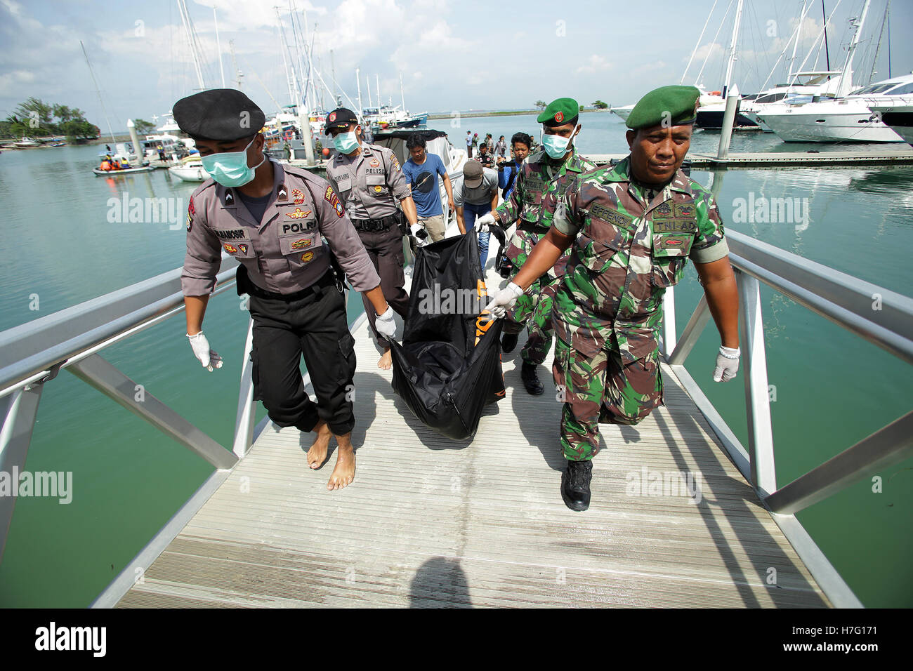 Capsizing press hi-res stock photography and images - Alamy
