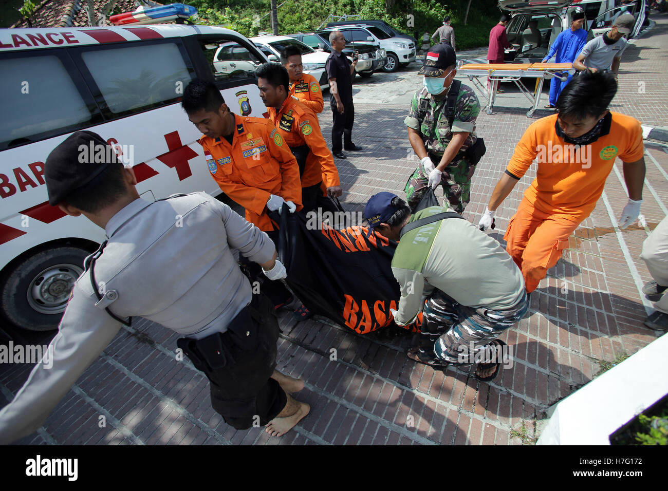 Batam, Indonesia. 04th Nov, 2016. Indonesian police officers carry the ...