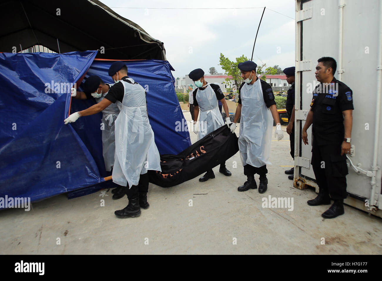 Batam, Indonesia. 04th Nov, 2016. Indonesian police officers carry the ...