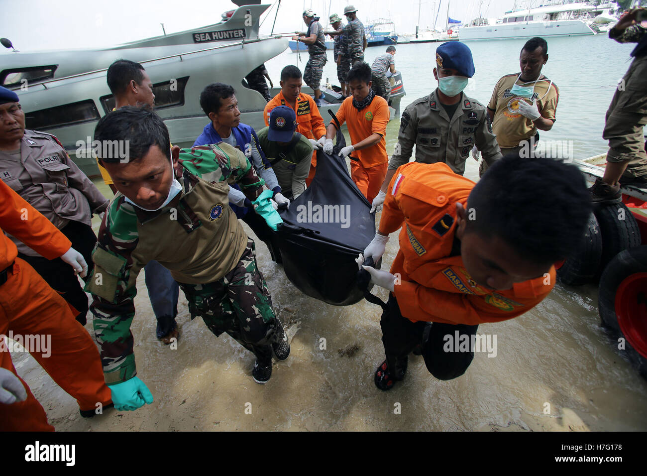 Batam, Indonesia. 04th Nov, 2016. Indonesian police officers carry the ...