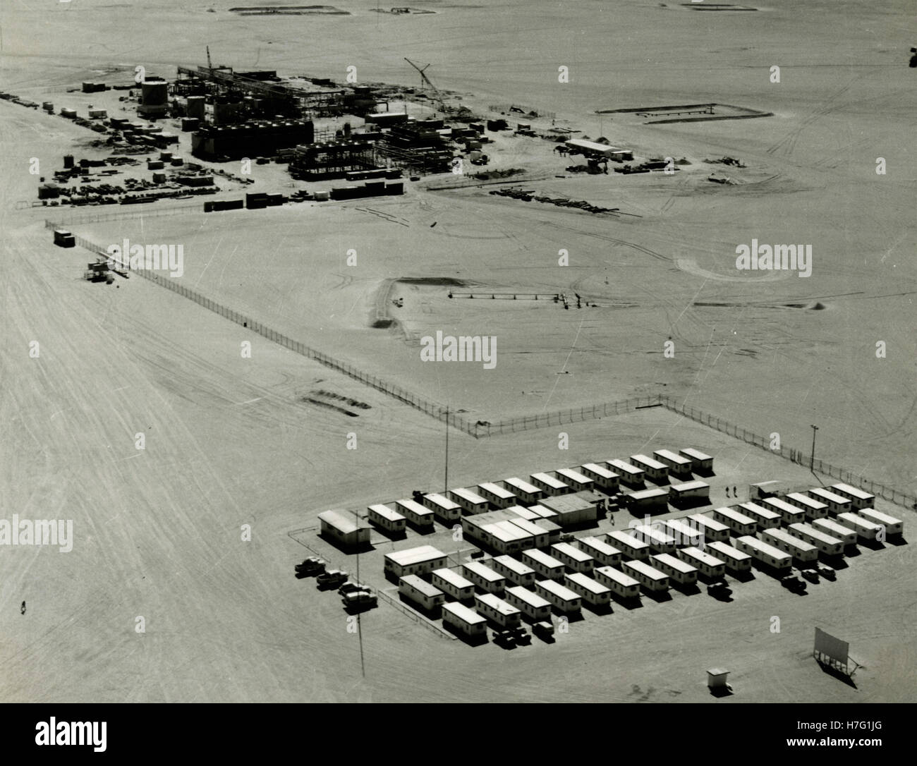 Oil drilling plant in the desert, Libya Stock Photo - Alamy