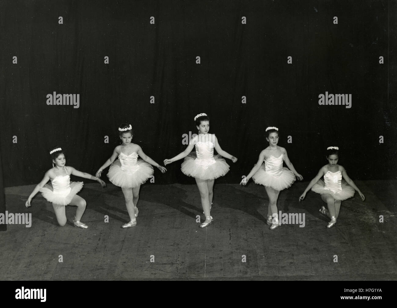 Elementary school actors hi-res stock photography and images - Alamy