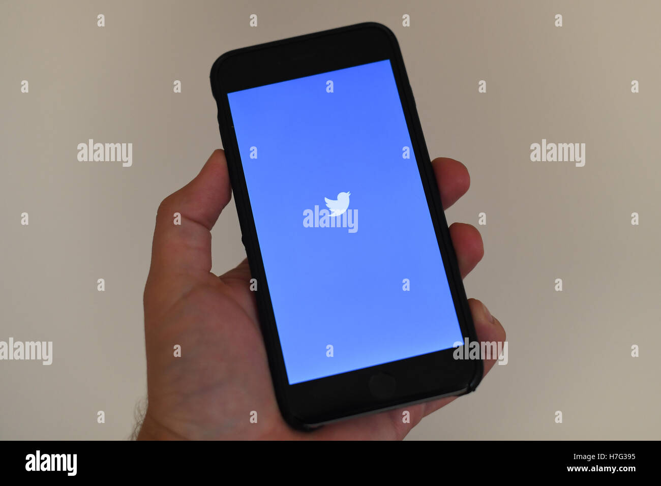 Person on twitter phone hi-res stock photography and images - Alamy