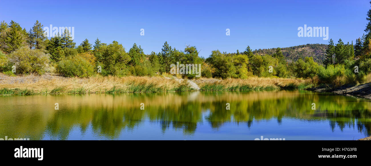 Beautiful fall color panorama view of Jackson Lake, Valyermo, Los ...