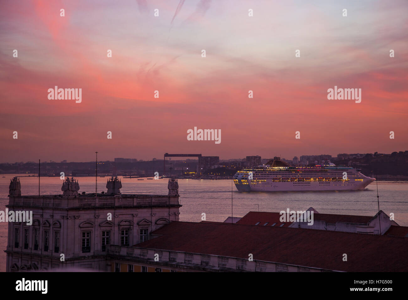 Downtown and tagus river hi-res stock photography and images - Alamy