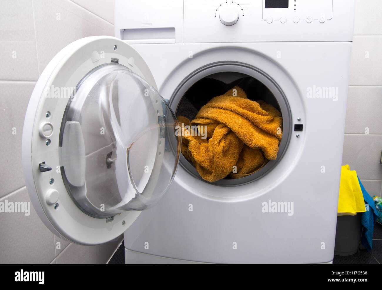 Wet clothes in machine hi-res stock photography and images - Alamy