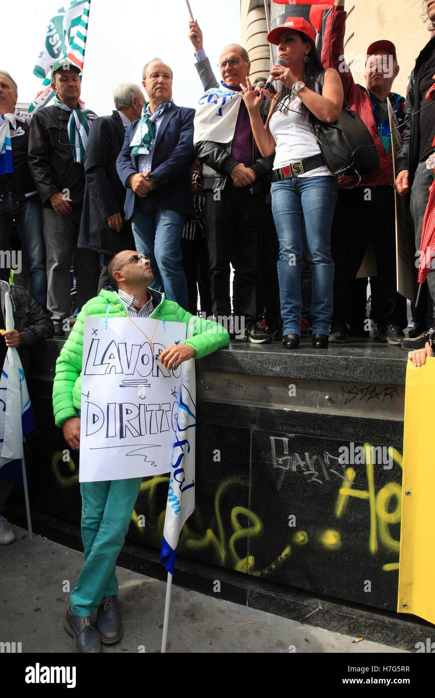 Naples, Italy. 04th Nov, 2016. This morning in Naples more of 10.00 ...