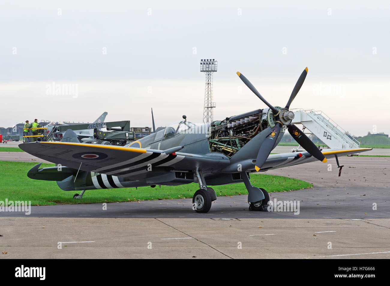 Spitfire cockpit uk hi-res stock photography and images - Alamy