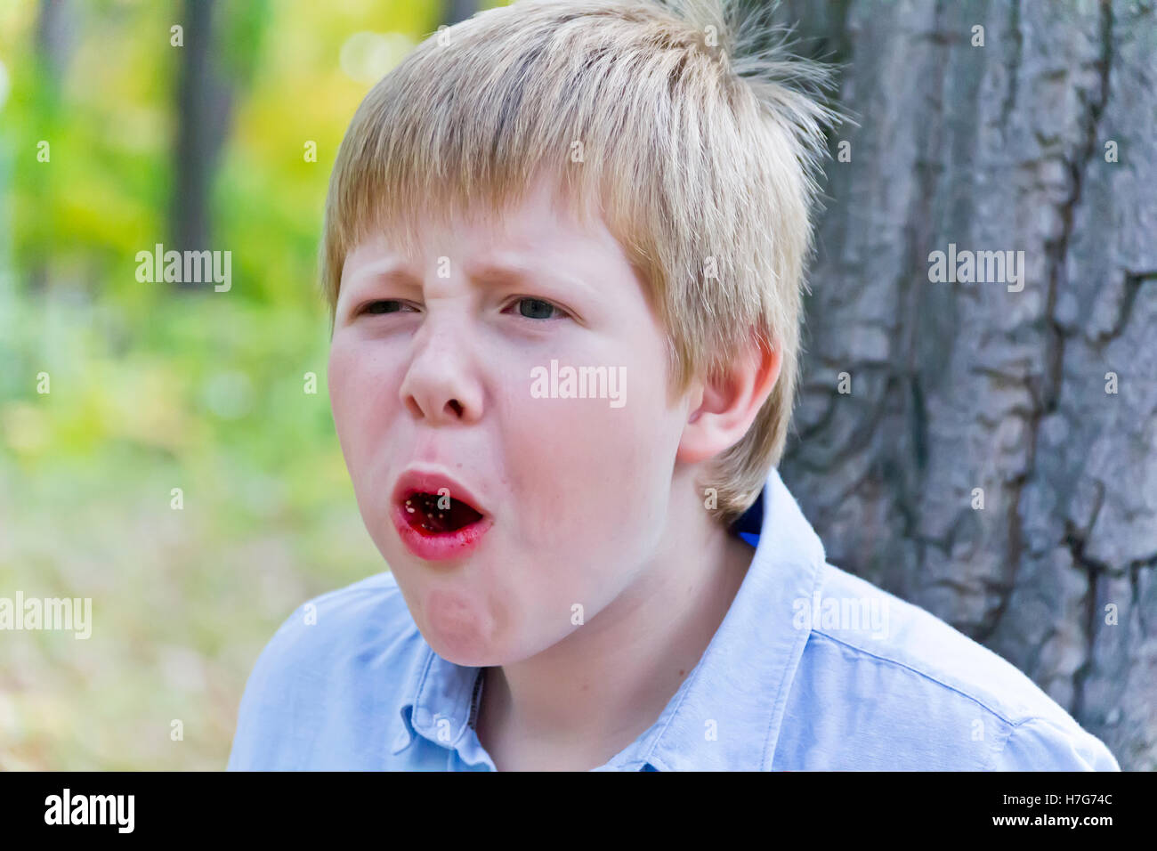 Sitting near tree hi-res stock photography and images - Alamy