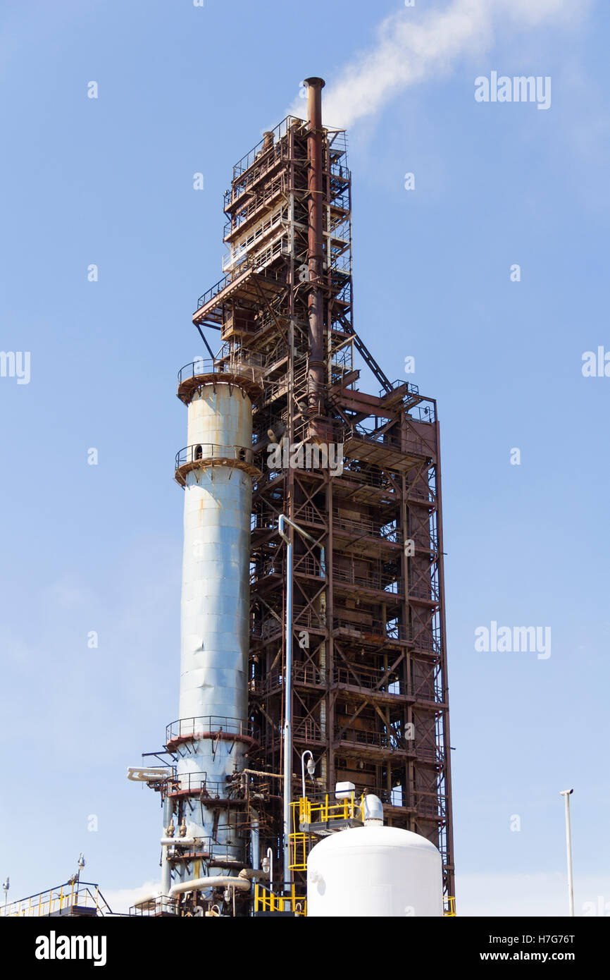 Industrial of refinery tower for making gasoline Stock Photo - Alamy