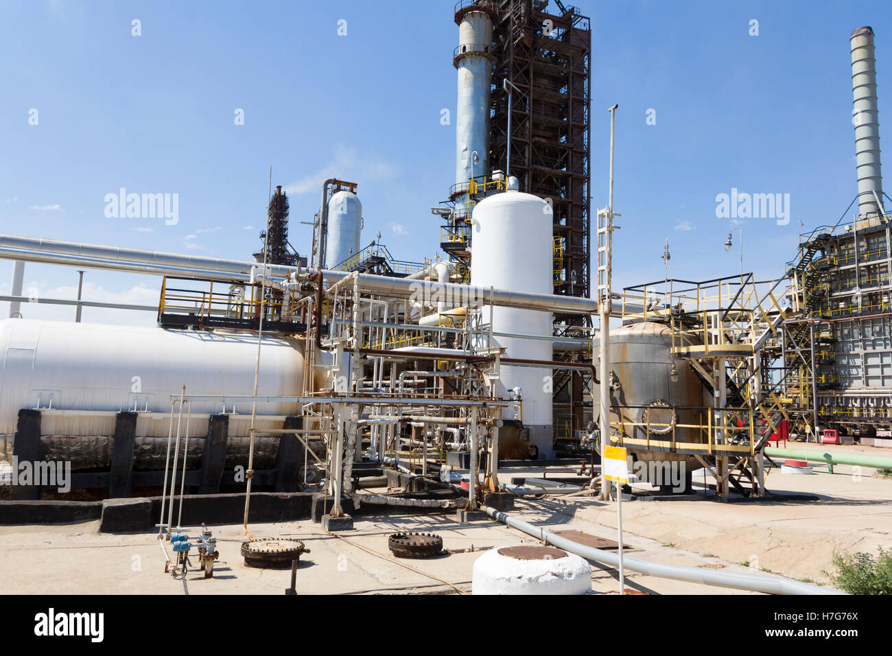 Industrial refinery tower making hi-res stock photography and images ...