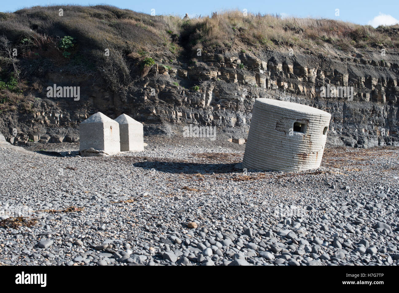 WW2 anti-tank blocks and a wartime pillbox at Kimmeridge Bay, Dorset ...
