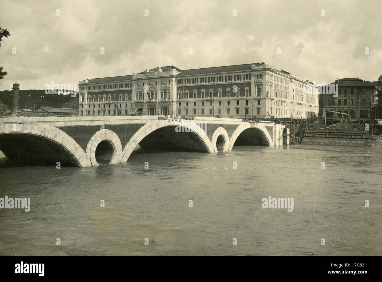 Flood of the river Tiber under Matteotti bridge, Rome, Italy Stock ...