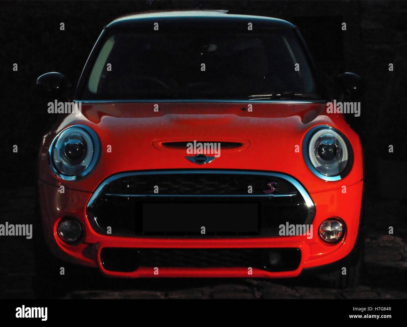 red mini car Stock Photo - Alamy