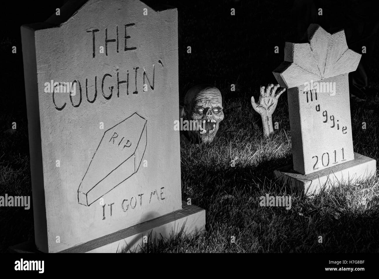 Gravestone with skeleton hi-res stock photography and images - Alamy