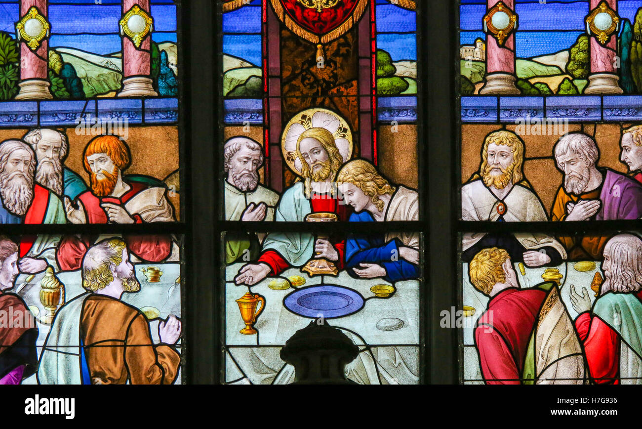 Stained Glass window depicting Jesus offering communion to His Apostles ...