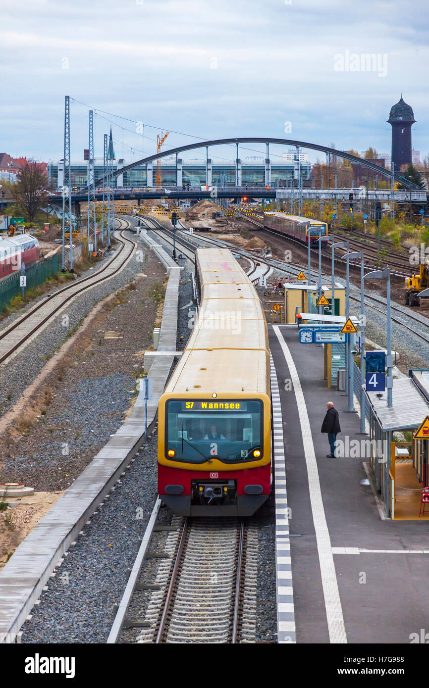 City suburban railway hi-res stock photography and images - Alamy