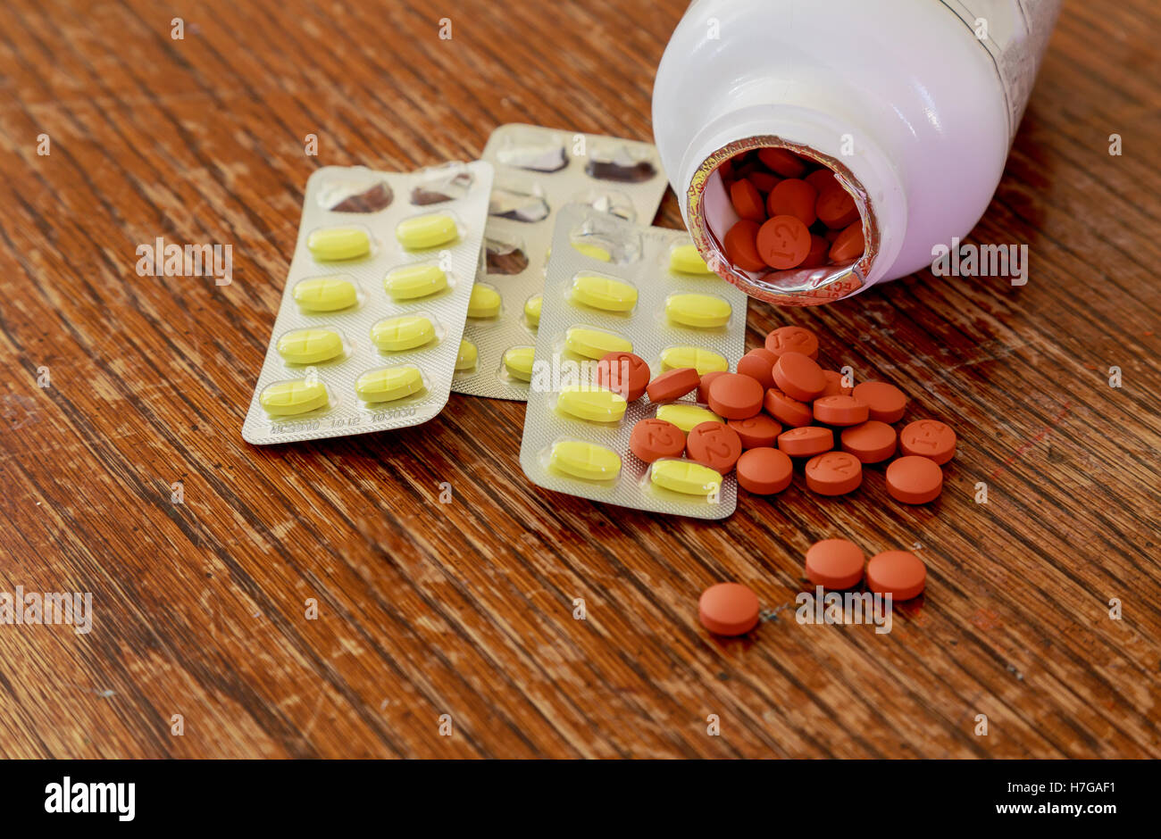 Pot of white tablets and their bottle medicine Stock Photo - Alamy