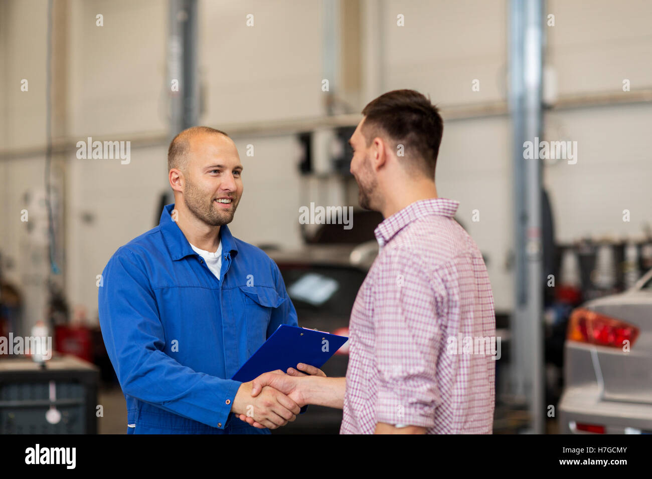 Car handshake mechanic hi-res stock photography and images - Alamy