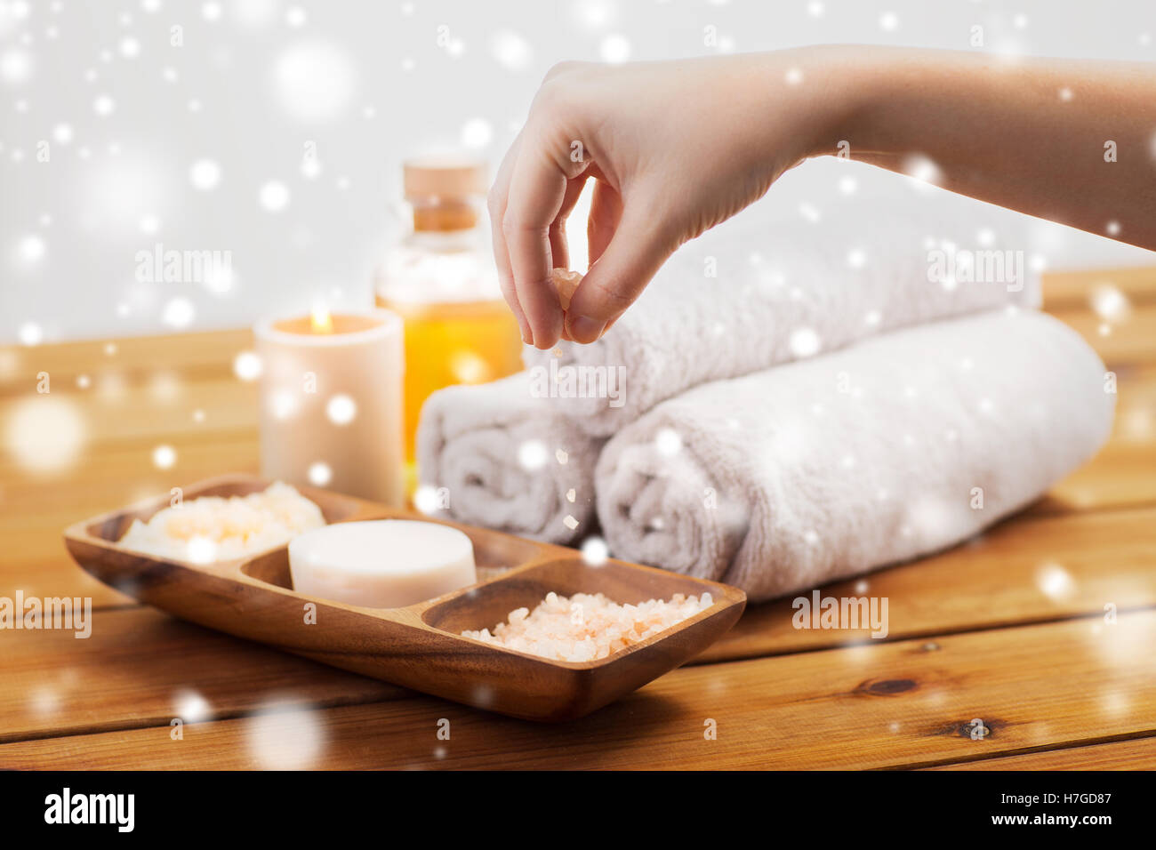 Hand himalayan pink salt hi-res stock photography and images - Alamy