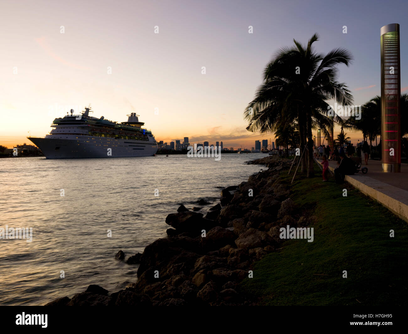 Miami Beach seafront walkway Stock Photo - Alamy