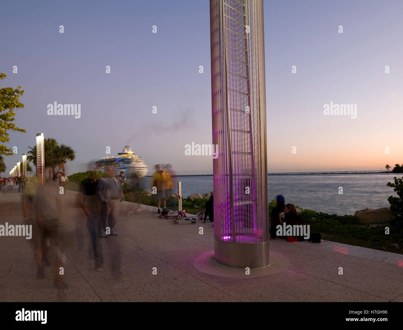 Miami Beach seafront walkway Stock Photo - Alamy