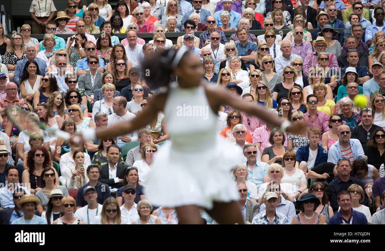 Crowd action hi-res stock photography and images - Alamy