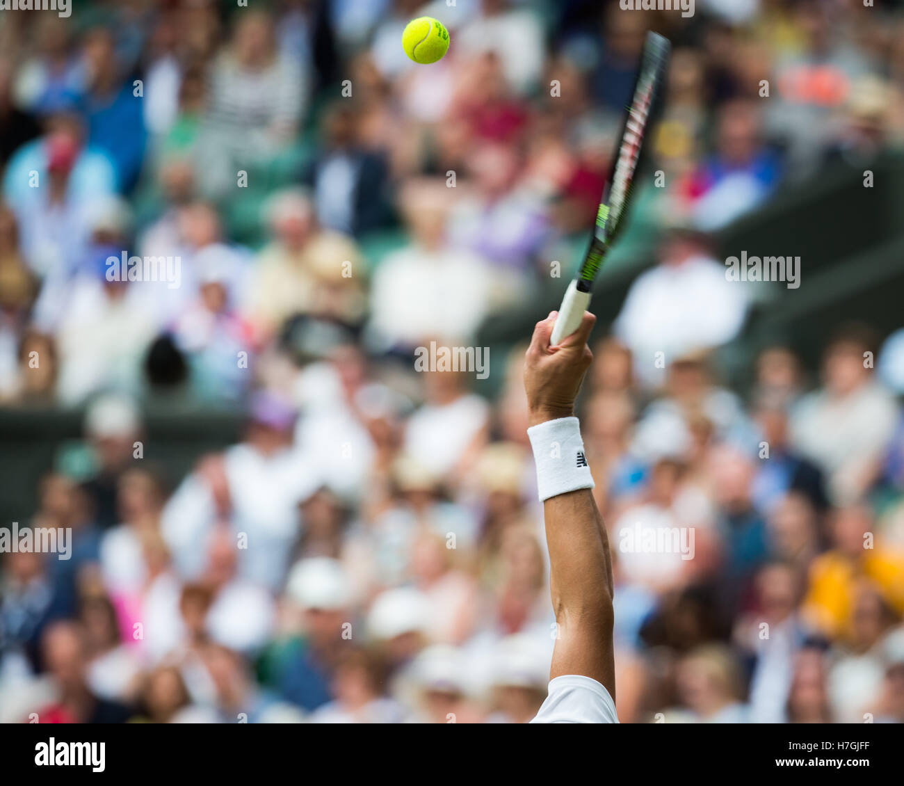 Male tennis player serving hi-res stock photography and images - Alamy