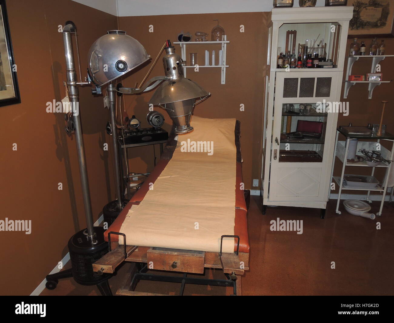 Antique doctor clinic with x-ray equiptment Stock Photo - Alamy