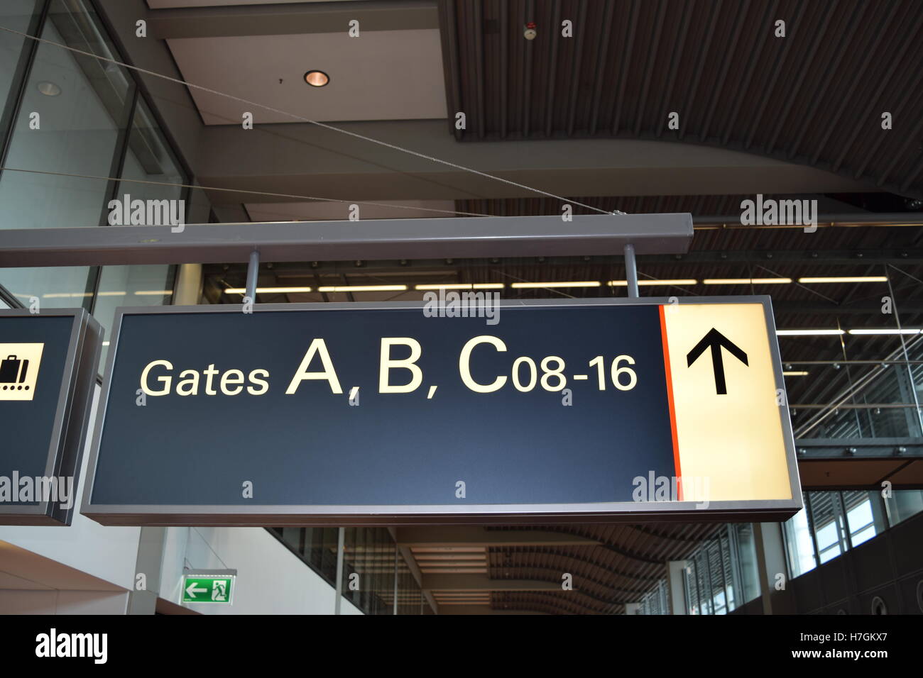 Airport gates sign showing direction to gates Stock Photo - Alamy