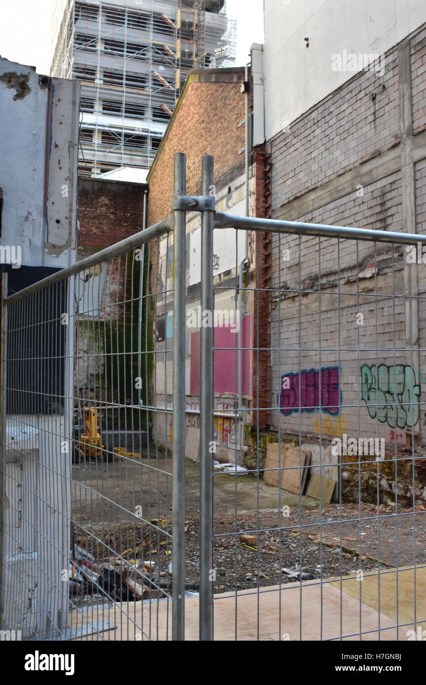 A fenced-off empty plot between buildings in Auckland CBD Stock Photo ...